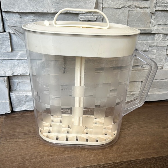 The Pampered Chef | Dining | The Pampered Chef Large Quick Stir Pitcher ...